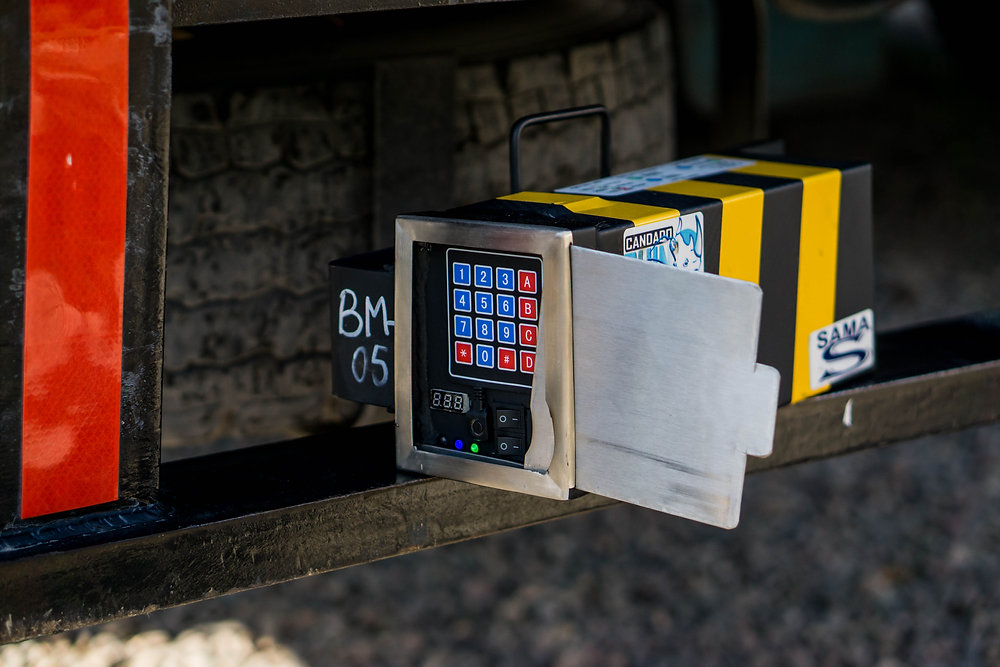 ¿Por qué los Candados Satelitales Son Clave para el transporte de tu Carga?