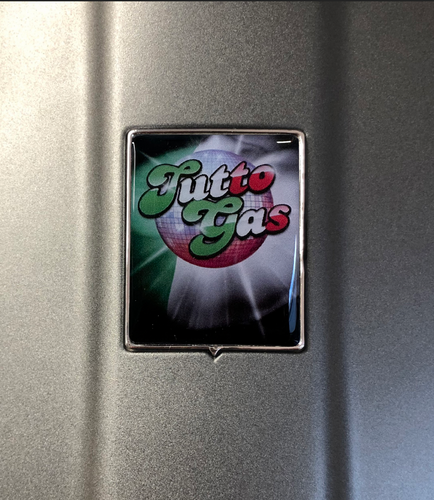 Plakette für die Kaskade "Tutto Gas" | Zauberer Design