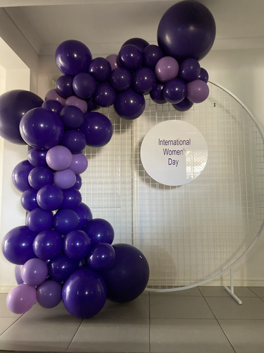 Mesh Circle Hire, balloon garland and personalized disc | balloons-brisbane