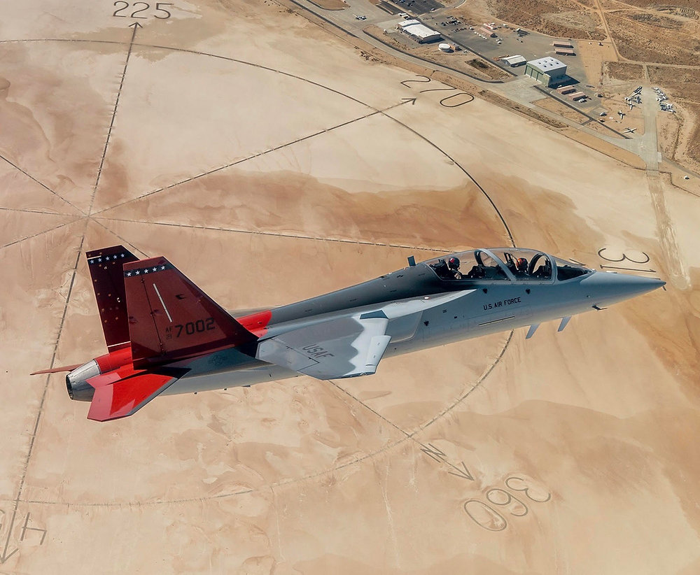 Arrivée du T-7 « Red Hawk » à Edwards AFB