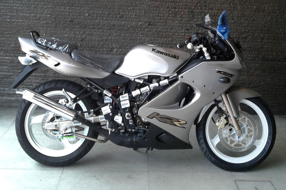 OTOPLUS-ONLINE I Koleksi Ninja 2-Tak Bengkel Restorasi di Sidoarjo Ini ...