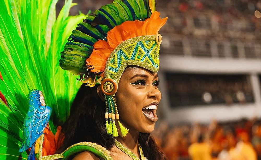 Representando o povo Yanomami, Rebecca brilha em desfile da Salgueiro e ...
