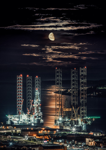Dundee Rigs & Moon | Dundee Photographer