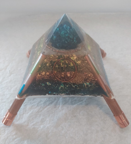 Cap stone orgone pyramid with lotus | Alexanders Orgones