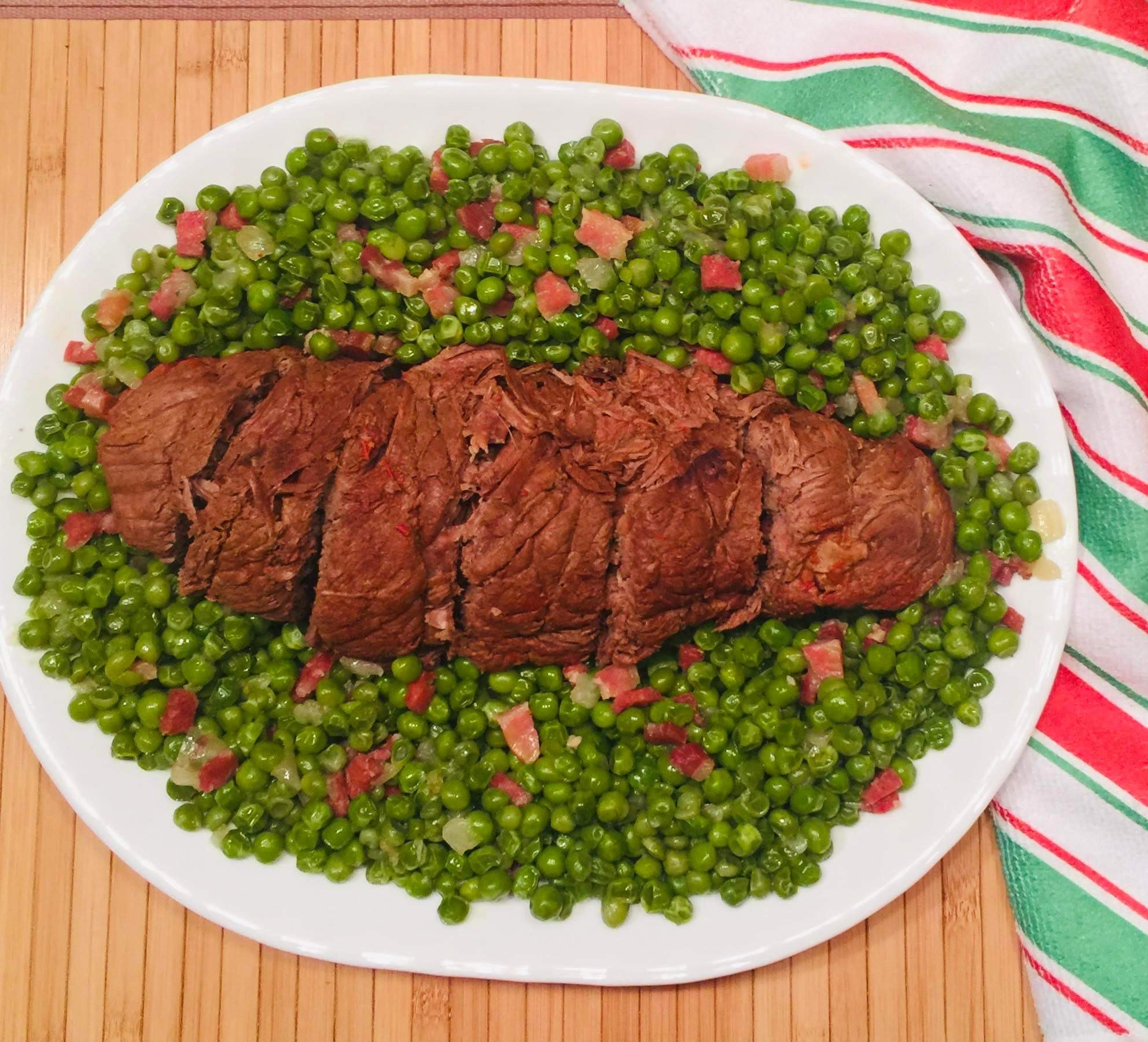 BRACIOLONE CON PISELLI E PANCETTA