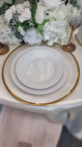 Gold rim charger plates | enlightenmyday