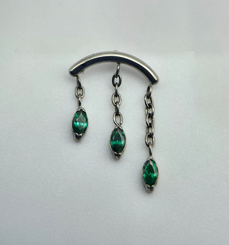 'Phillis' emerald attachment | Piercings by Georgia