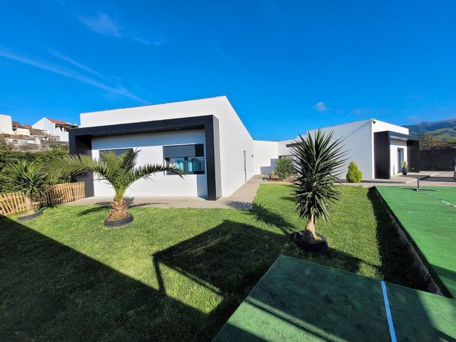 5 Bedrooms Modern House | Azores Real Estate