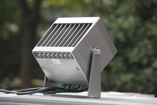 ADJUSTABLE FLOOD LIGHT - PRO SERIES | ISH - KUWAIT