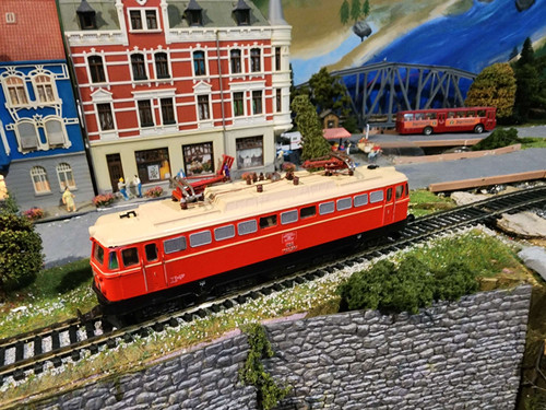 Liliput OBB Electric Locomotive 1042 HO Scale DC | Mysite