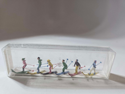 Merten Female skiers 2150 HO Scale | Mysite