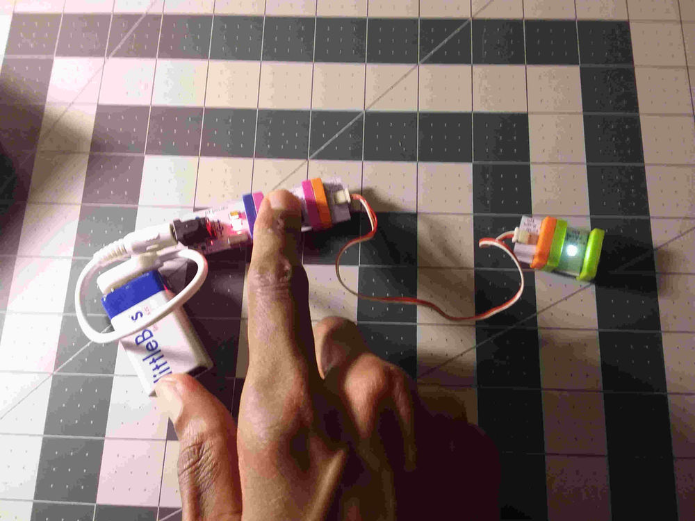 How to make a flashlight with a Littlebits electronics board and a paper towel roll with your kids