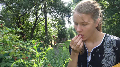 In the village. Walk to the river | Milana and Family
