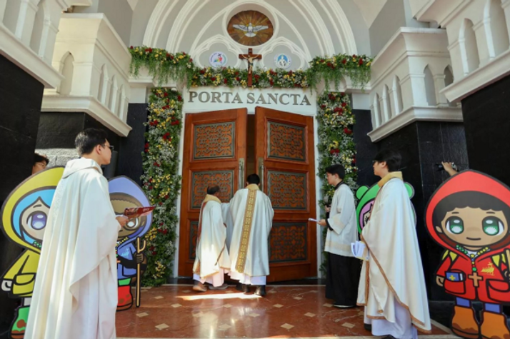 PORTA SANCTA GEREJA SANTO LAURENSIUS: TAHUN PENUH RAHMAT TUHAN