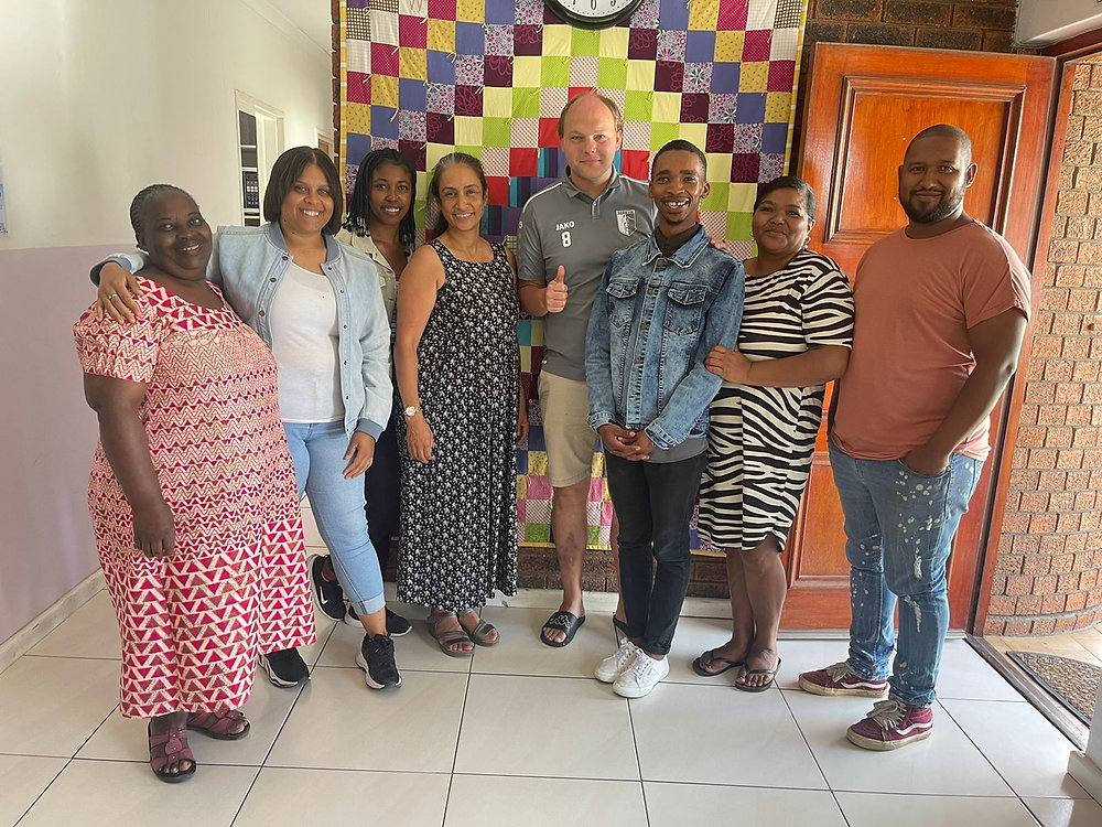 Henk bij Elonwabeni op bezoek