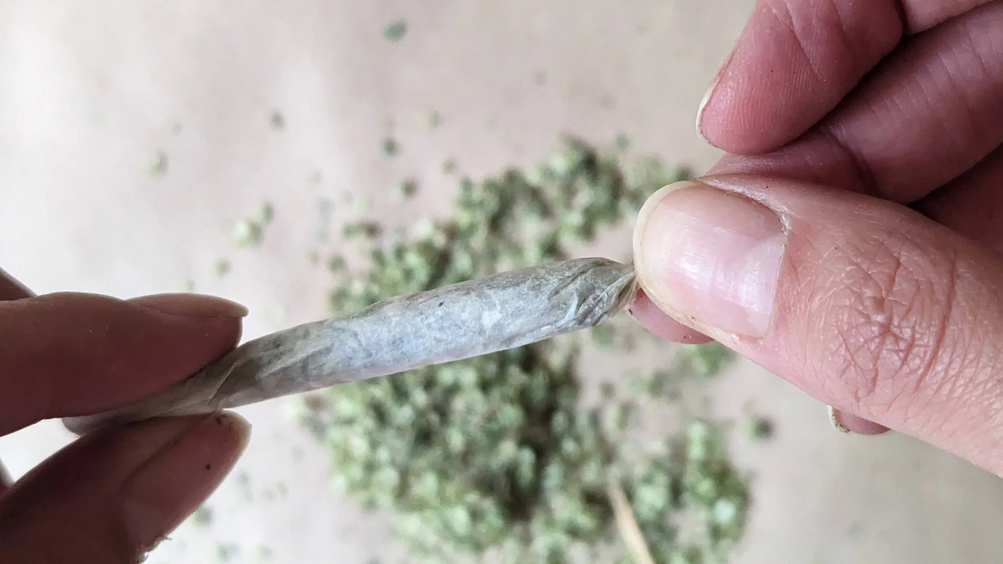 A step-by-step guide to rolling a joint