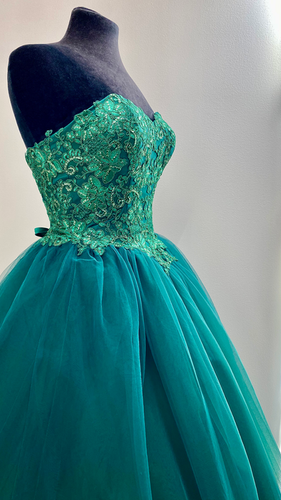 Raya Grønn ballkjole med blonder | alexandraritzi