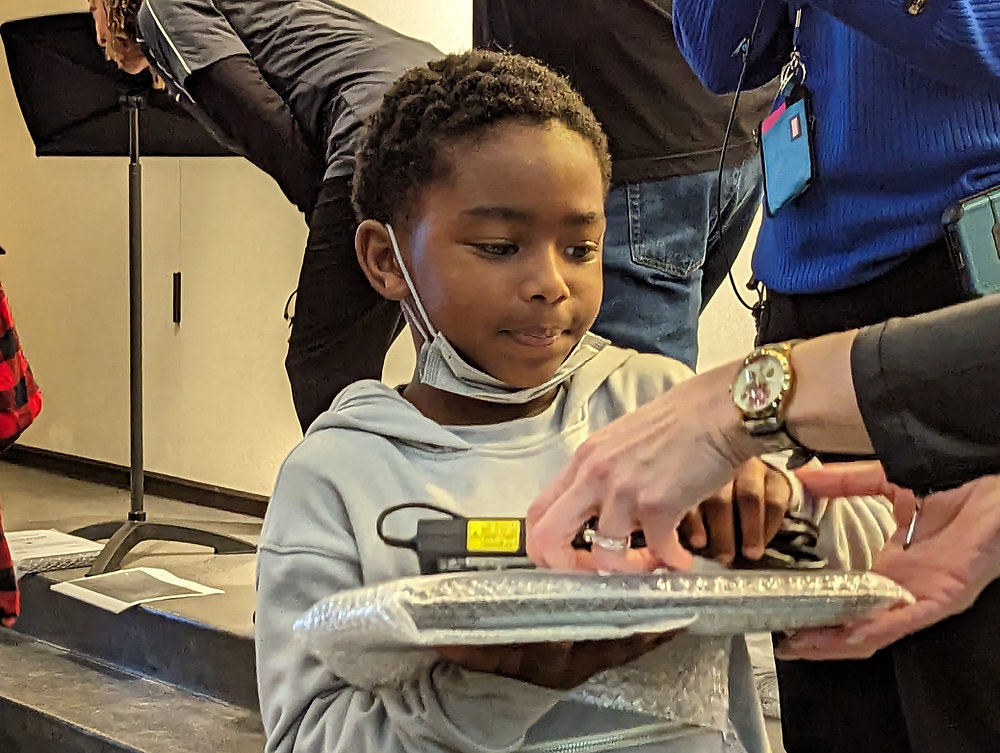 100 Low-income Students Receive Free Laptops