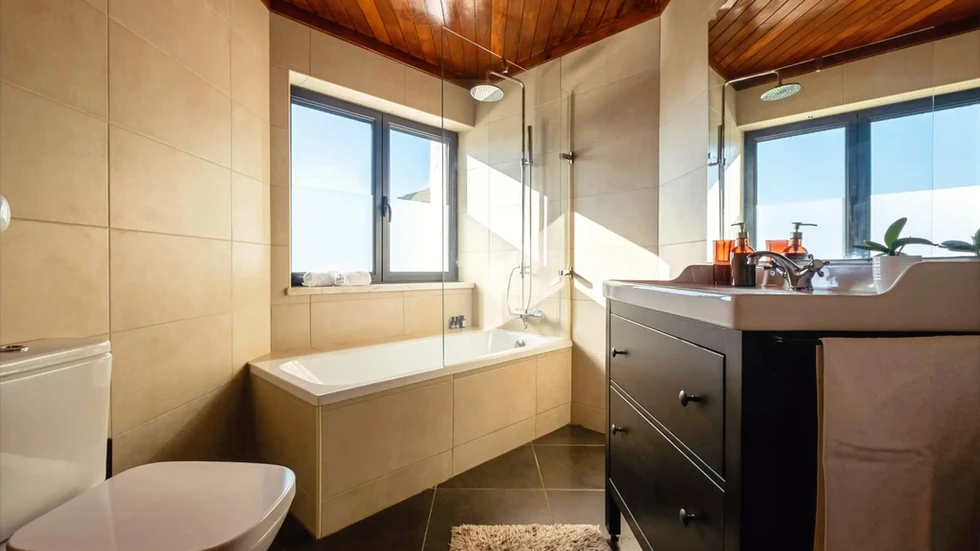 Blue Lake House: Tranquil Rooms for a Dreamy Stay