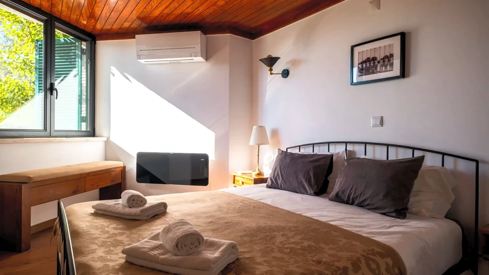 Blue Lake House: Tranquil Rooms for a Dreamy Stay