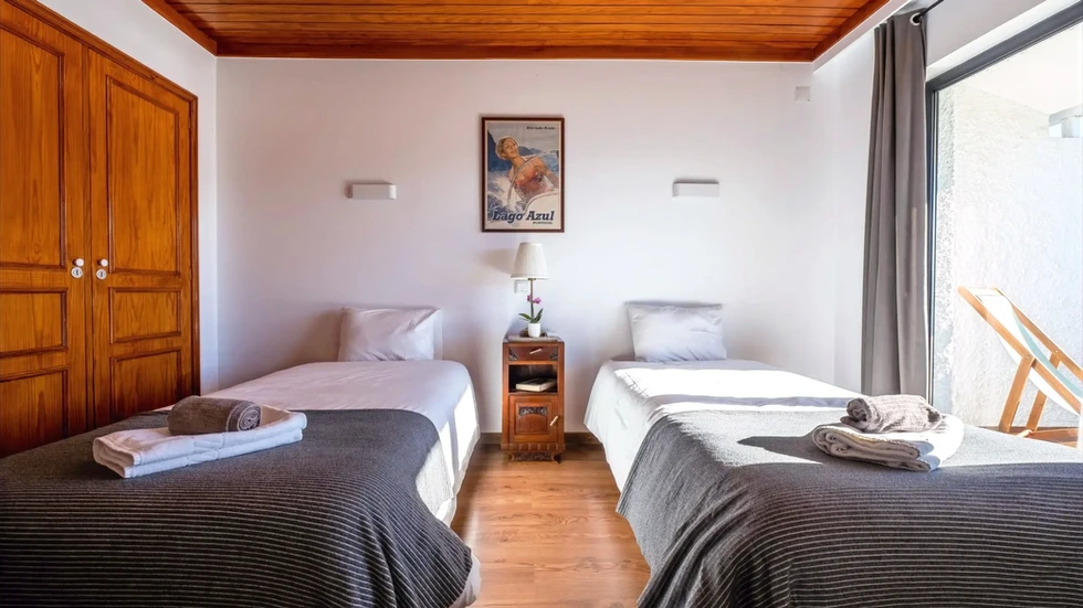 Blue Lake House: Tranquil Rooms for a Dreamy Stay