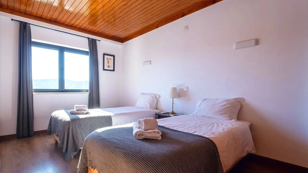 Blue Lake House: Tranquil Rooms for a Dreamy Stay