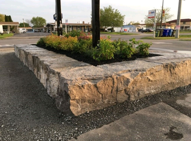 How To Choose The Right Armour Stone For a Retaining Wall