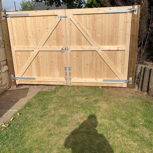 Straight Top Driveway Gates Fully Boarded "The Haxey" | M & D Woodcraft Ltd