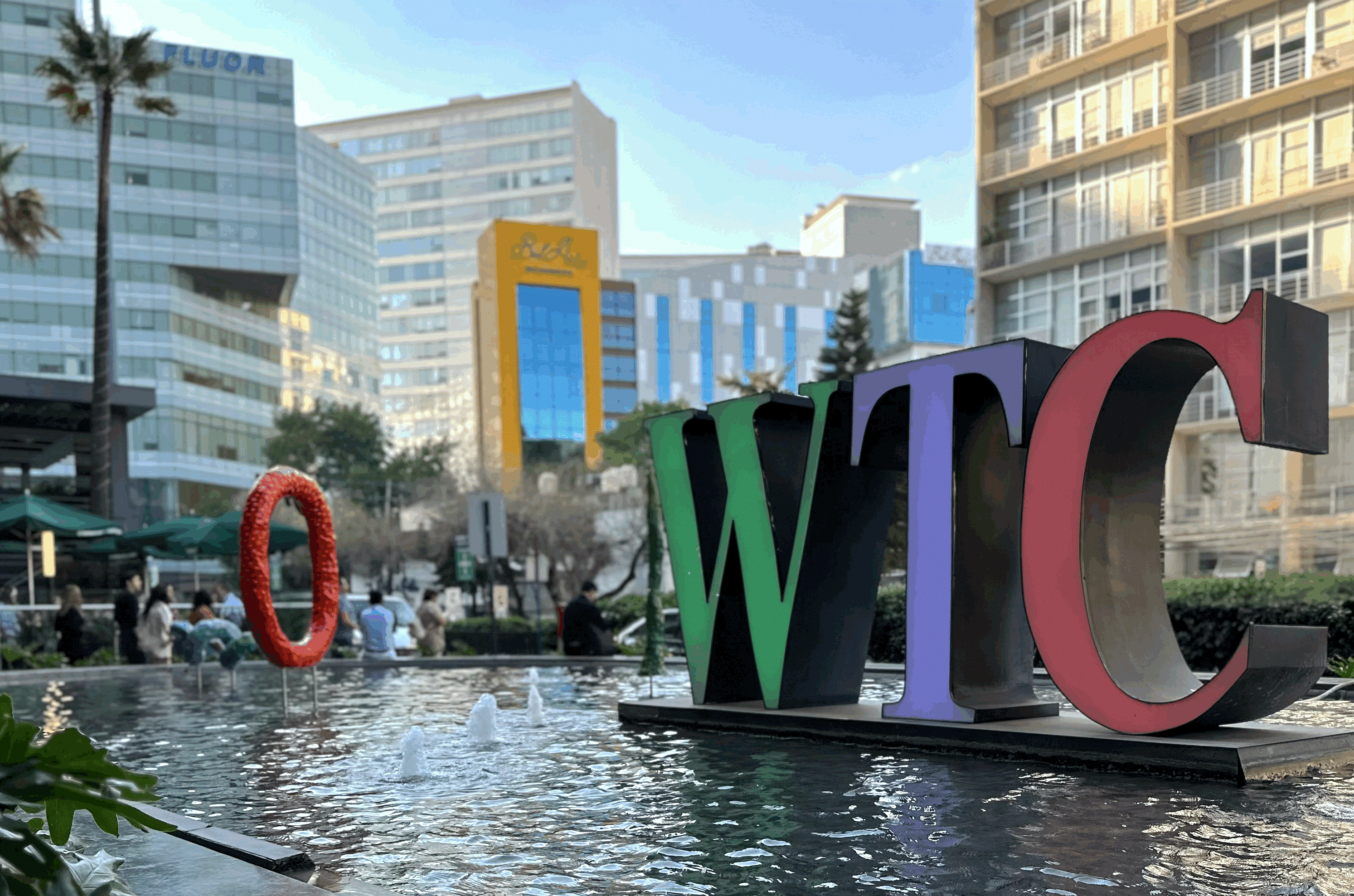 “Reflejos”, la exposición de Krytzia Dabdoub transforma el World Trade ...