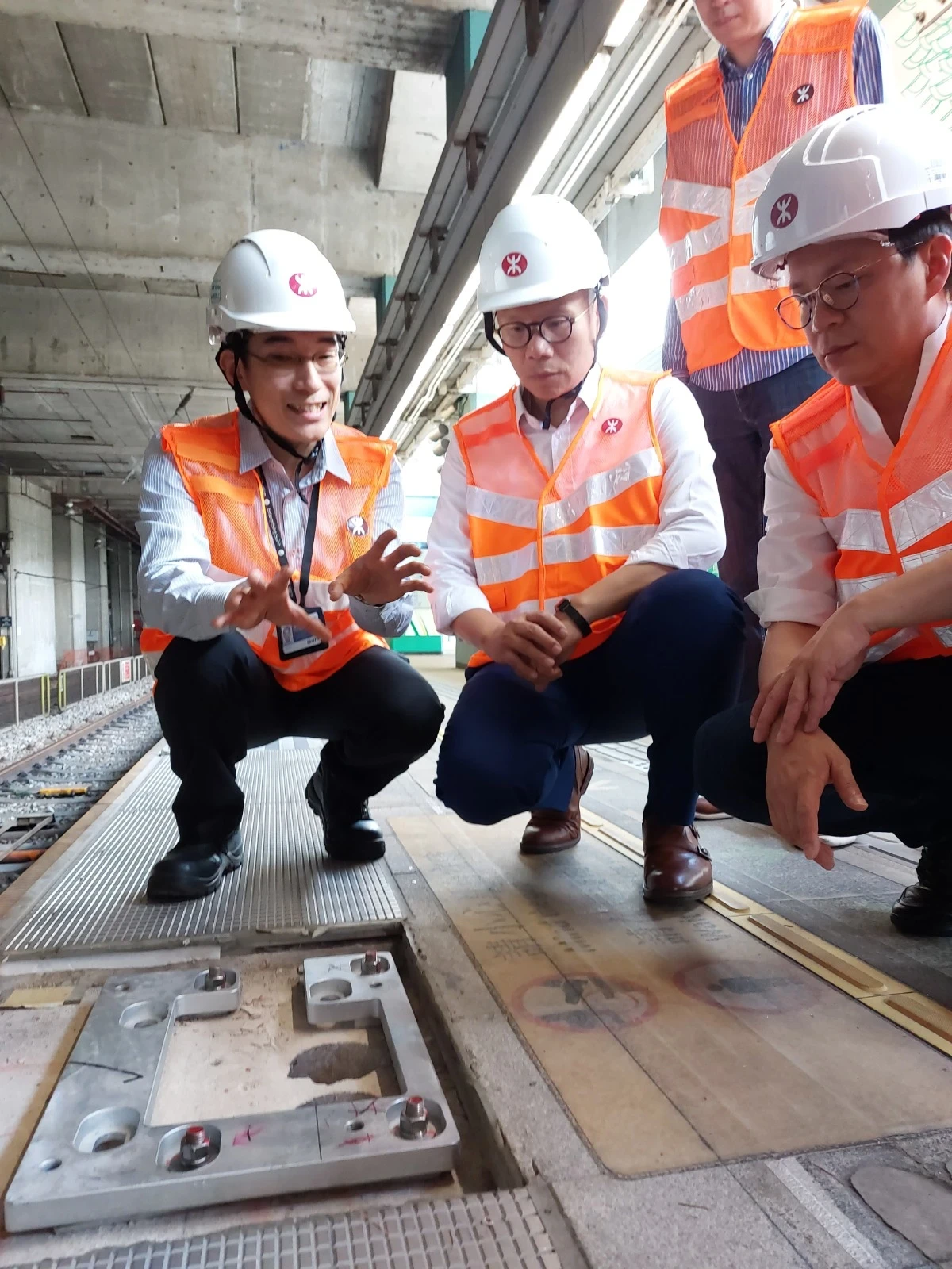 The DAB inspected work on retrofitting automatic platform gates at East ...