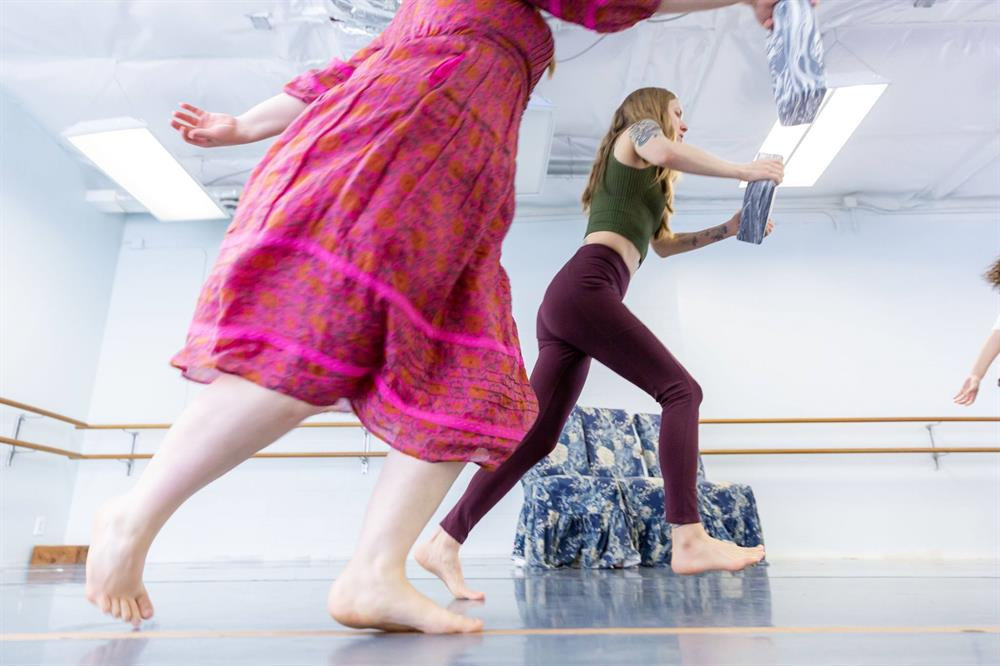 PERFORMANCE: THE SUITCASE PLAYERS