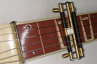 Strut Capo | hannah-guitars