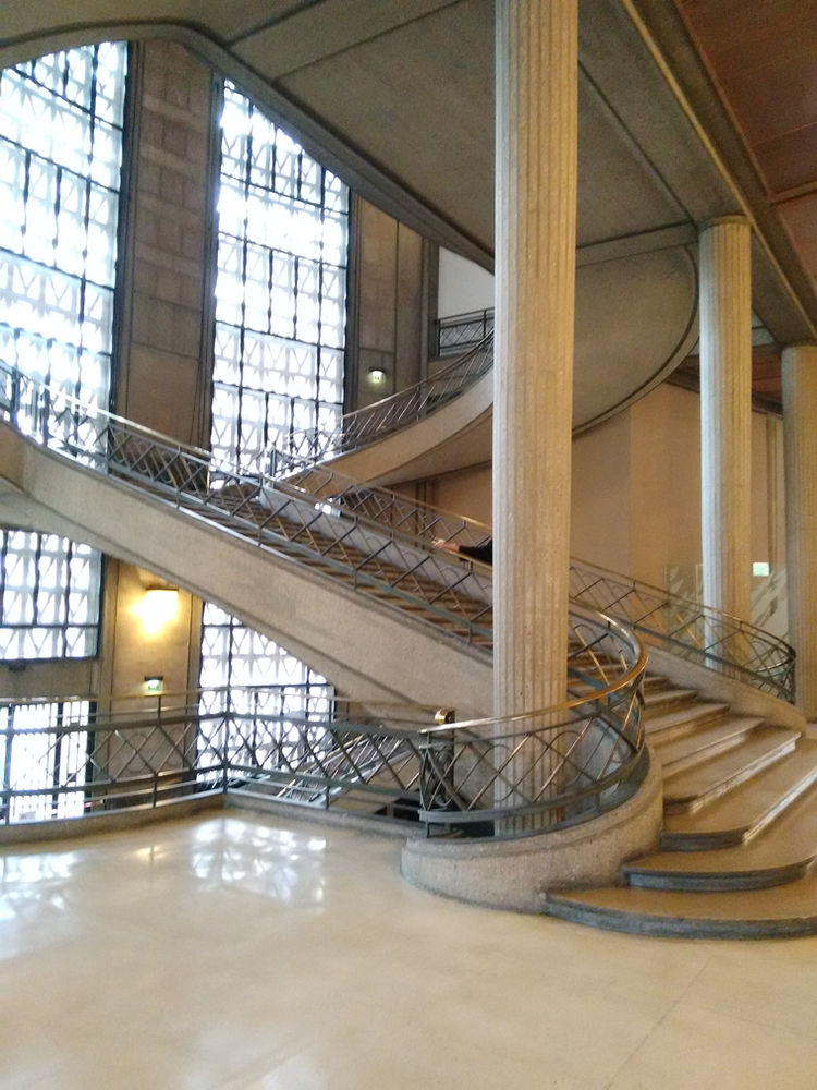 LOCATION : MONUMENTAL STAIRCASE