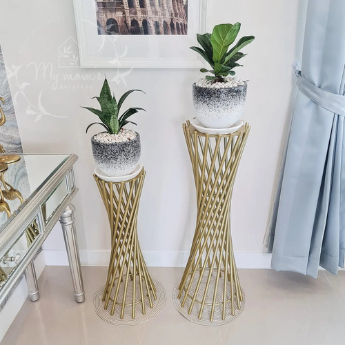 Luxury golden trophy stand #MMB278 | My Mom's Backyard