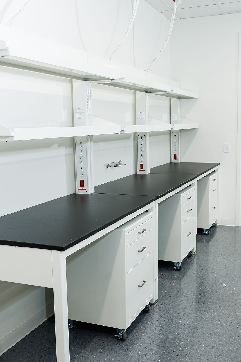 Which Bench is Best for Your Lab? Single Sided versus Double Sided Benches