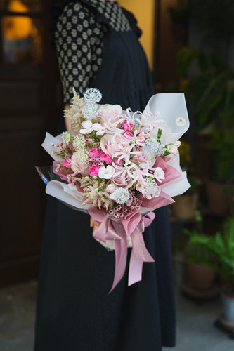 Pink Roses with Hurricane Lily｜Flower Bouquet | foliagestore.com