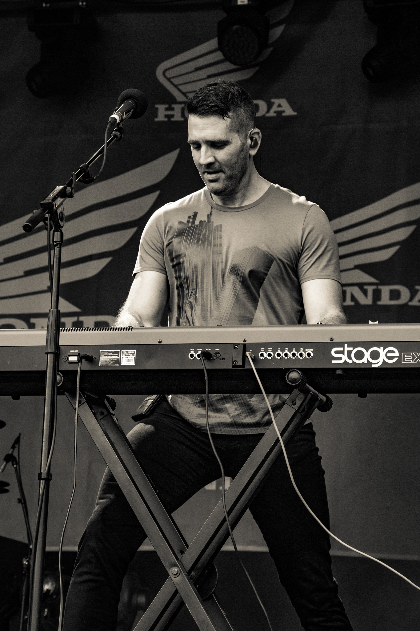 Rogue Traders Music Official