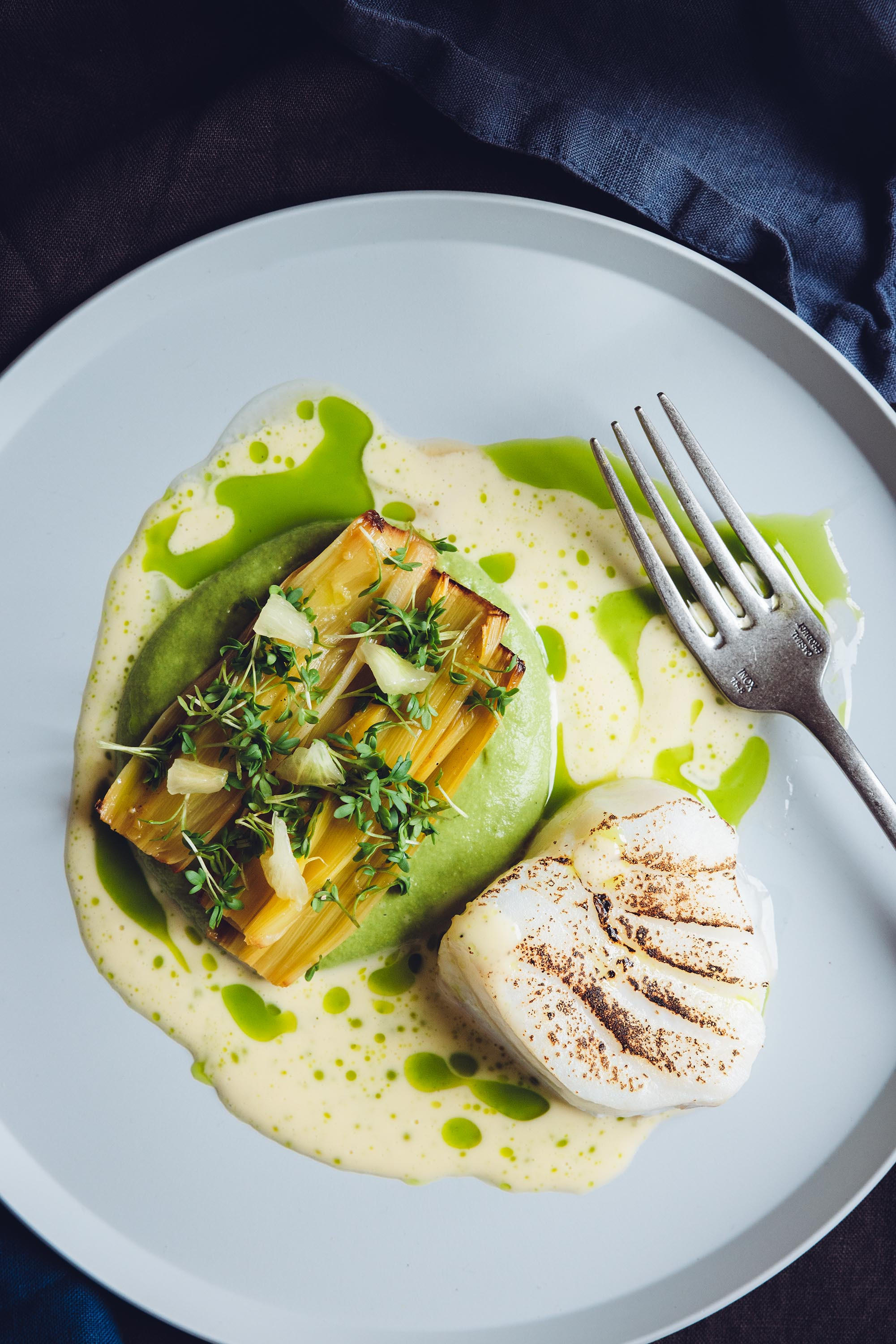 Torskrygg med purjolök och smörig basilikasås