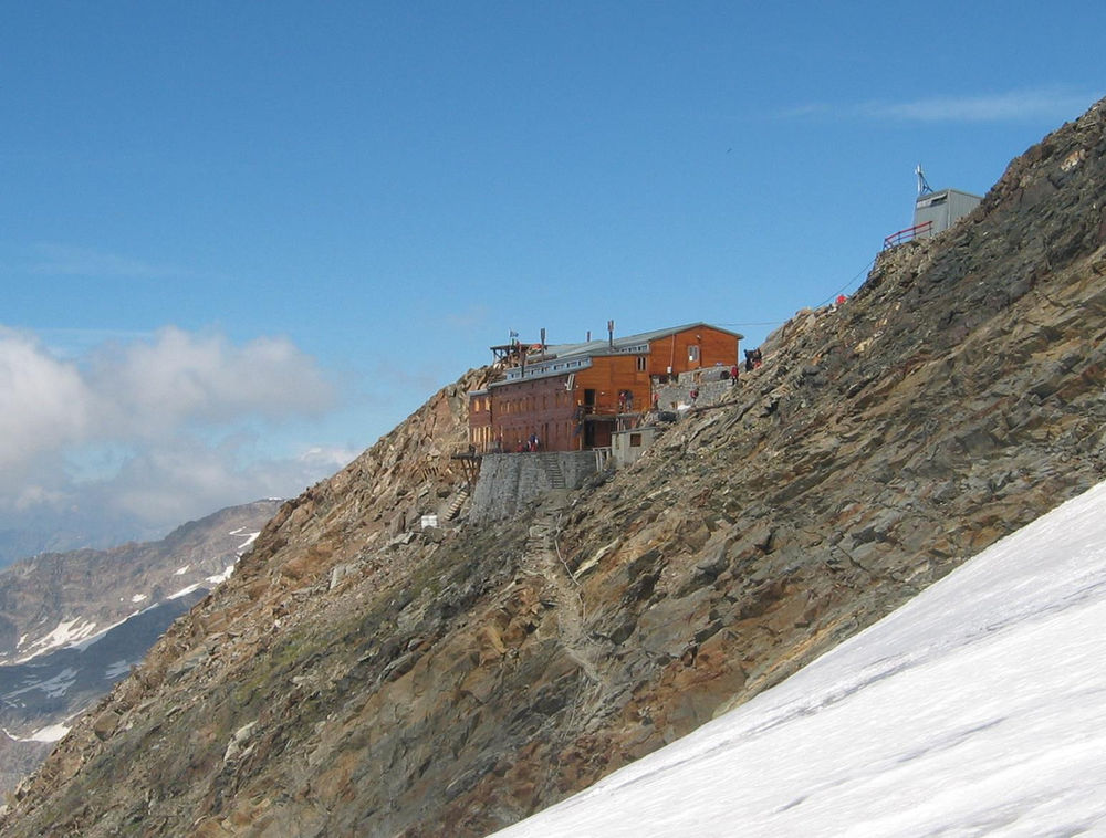Rifugio Gnifetti dall'arrivo della funivia di punta Indren