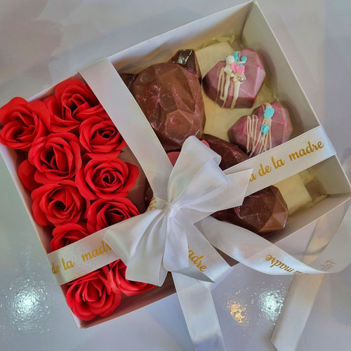 Cajita Con Chocolates Y Rosas Eternas Ekeko Diseños