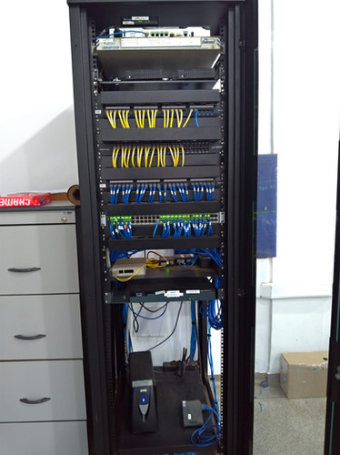 Rack Instalação de cabeamento e equipamentos. | Comtel
