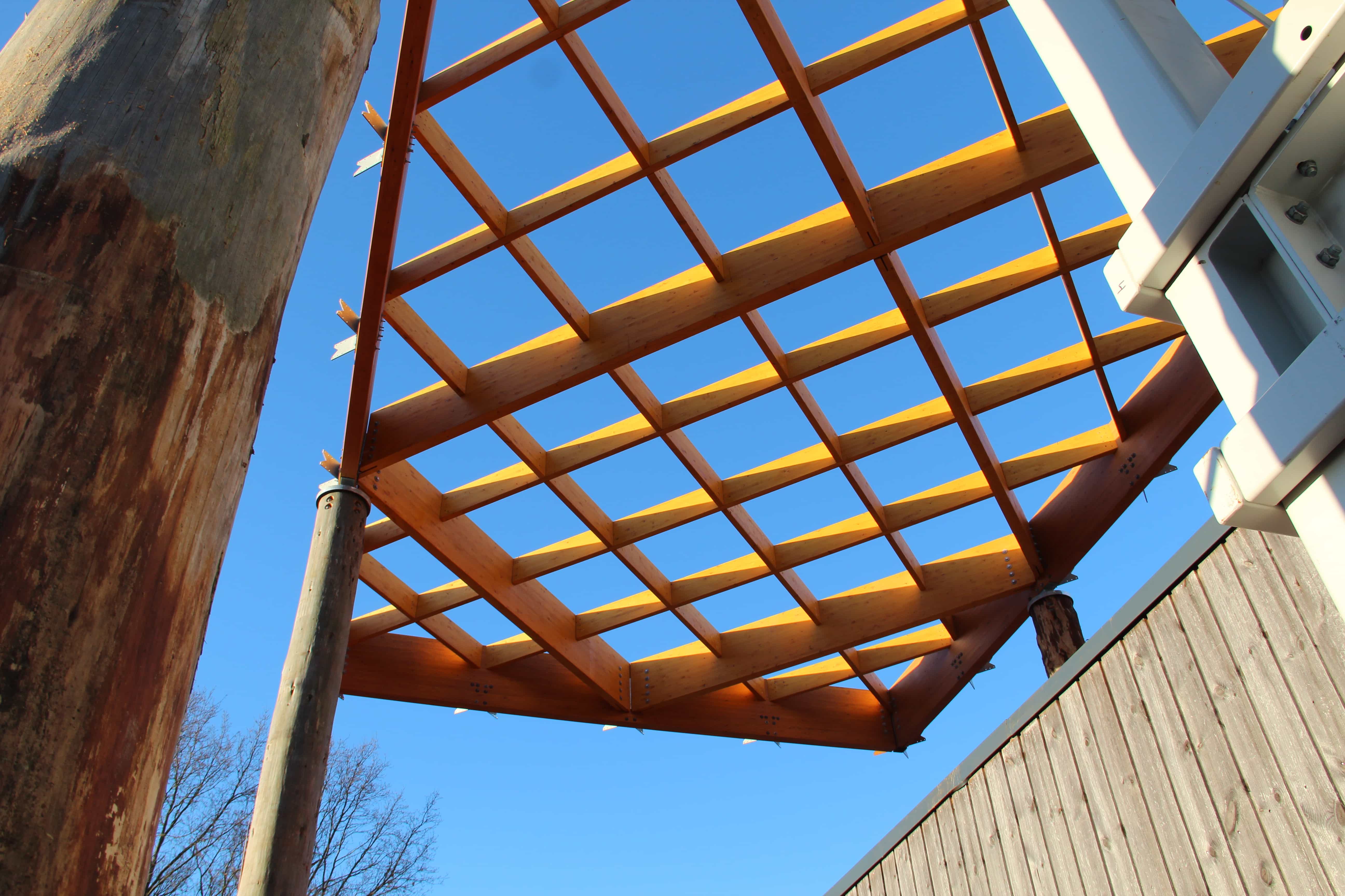 Montage van houten dakconstructie