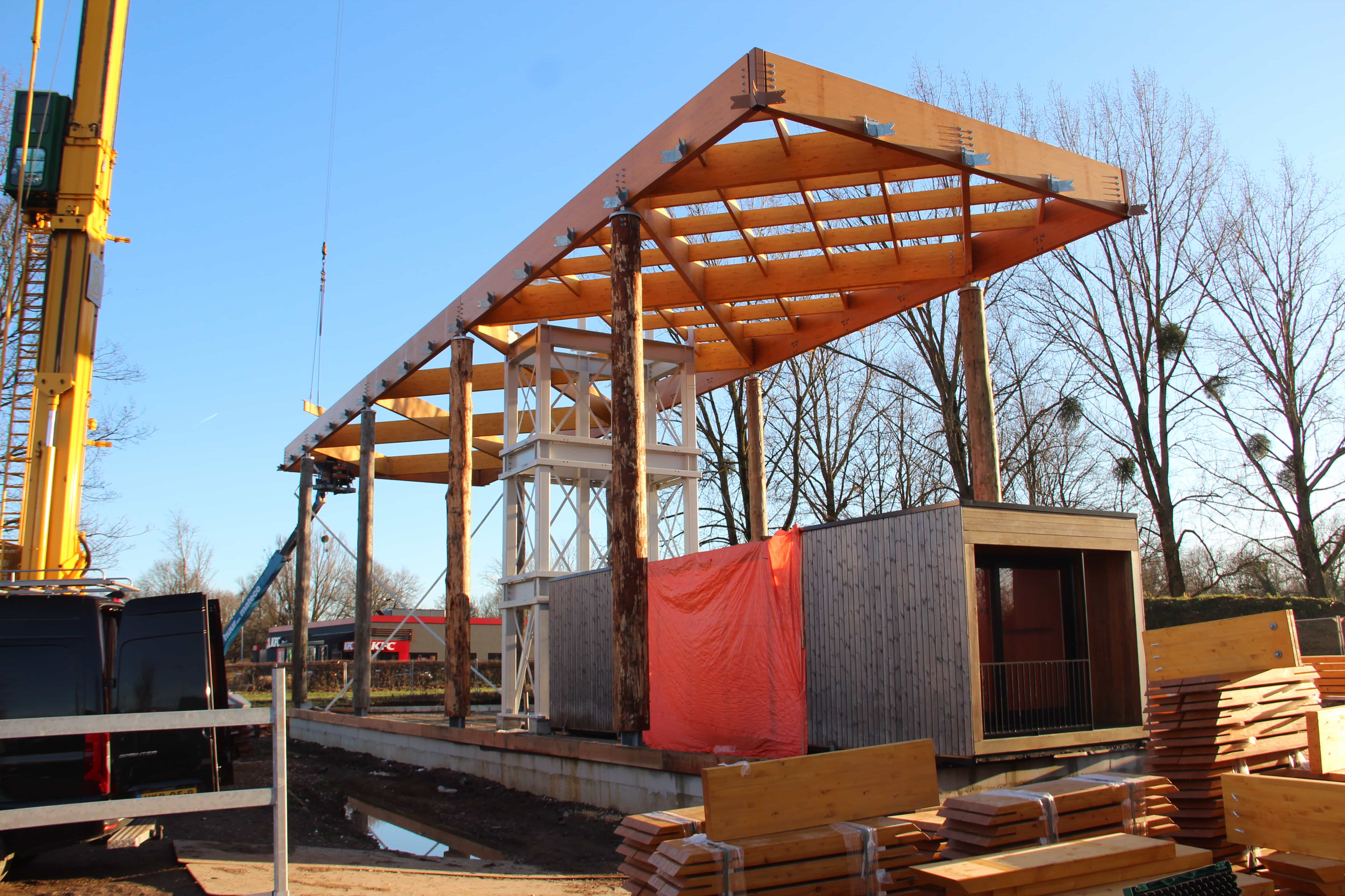 Montage van houten dakconstructie