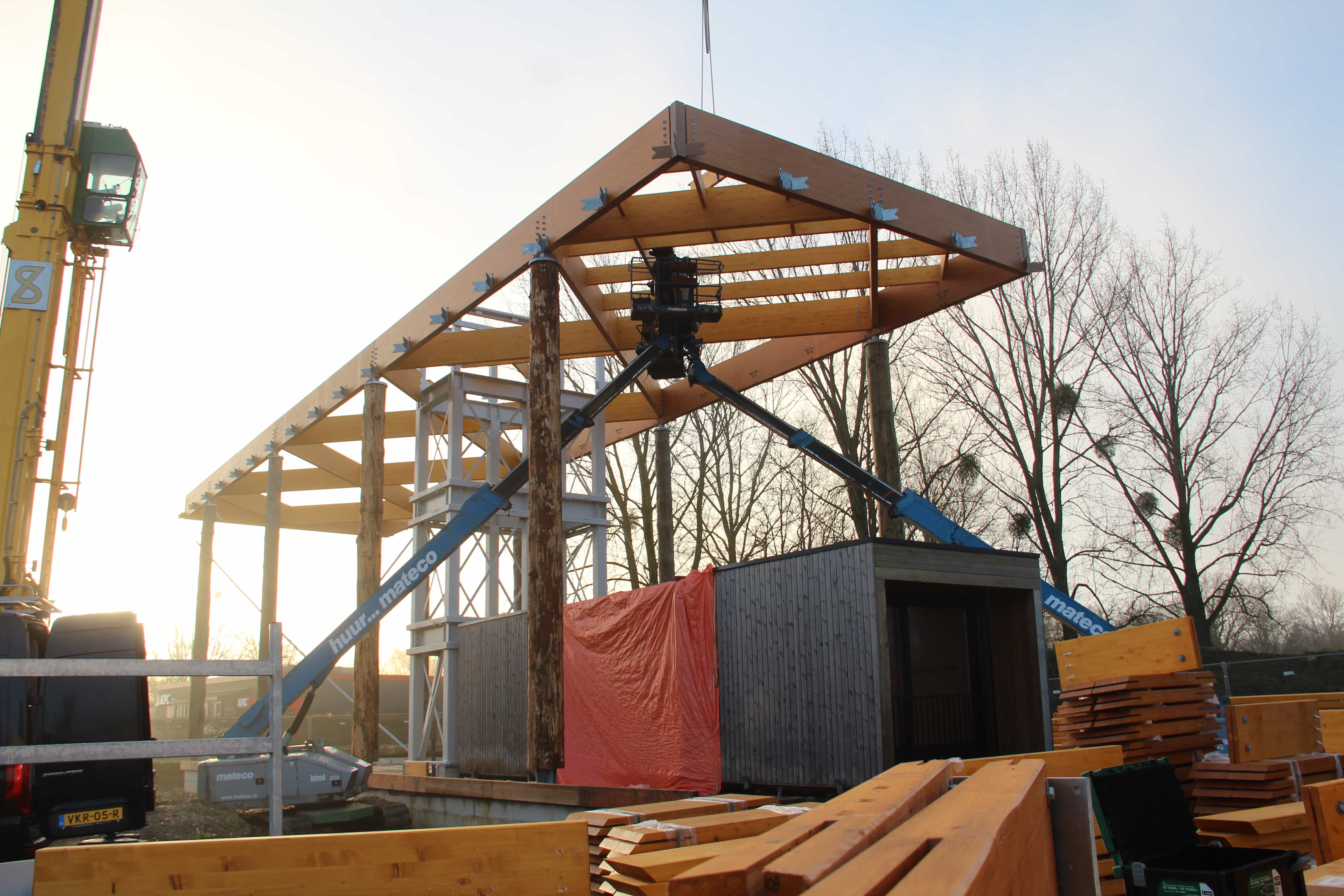 Montage van houten dakconstructie