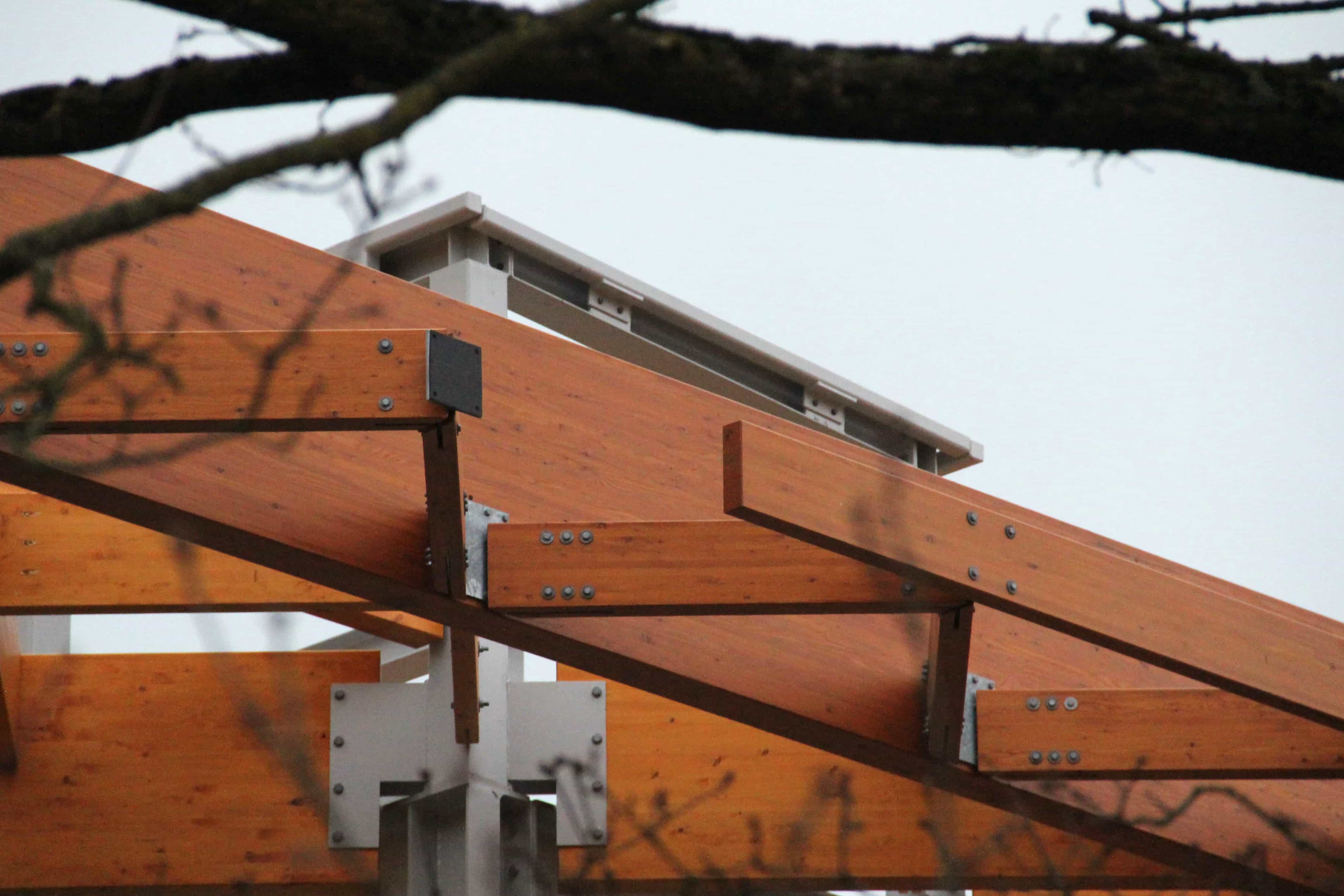 Montage van houten dakconstructie