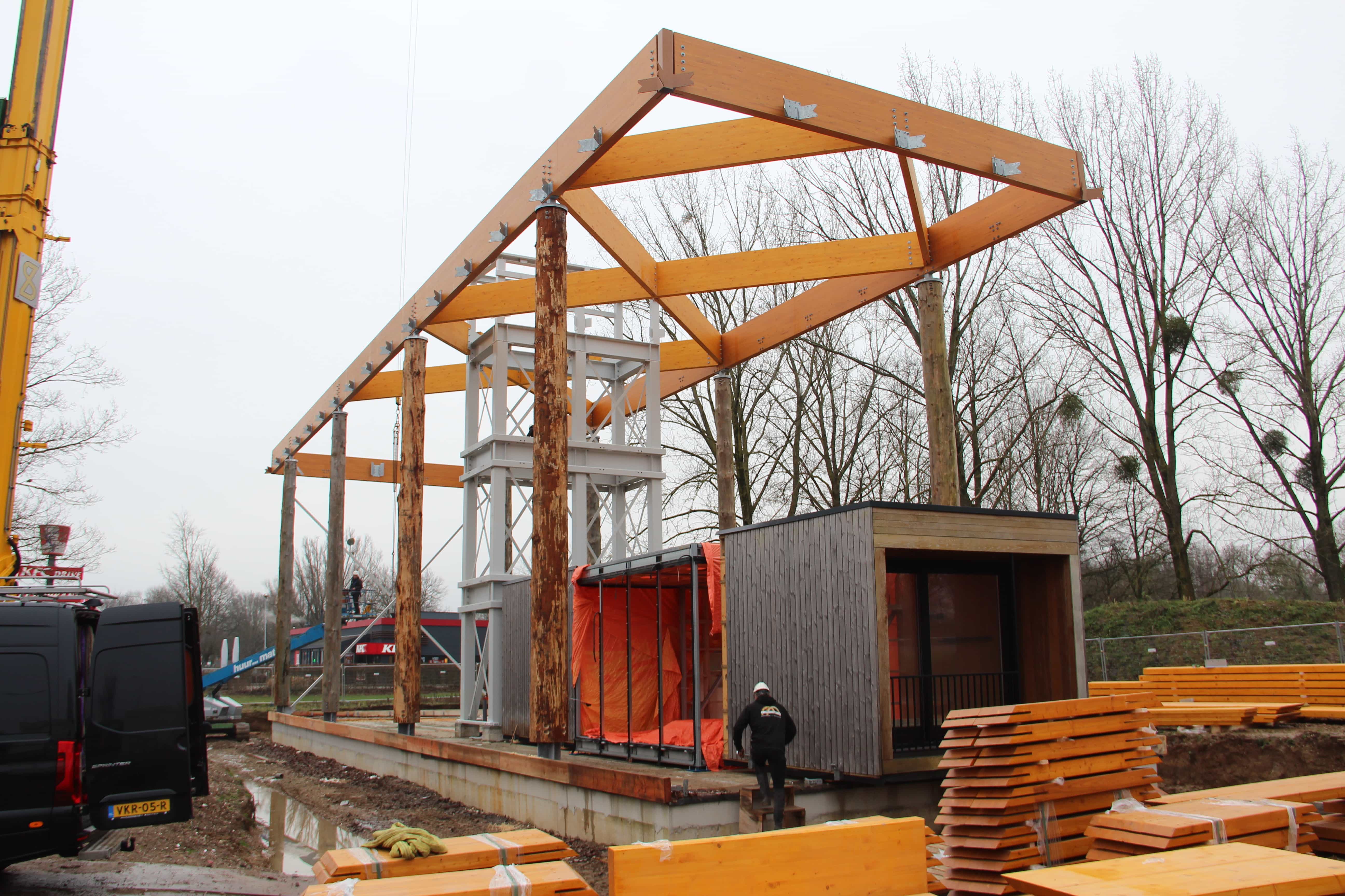 Montage van houten dakconstructie