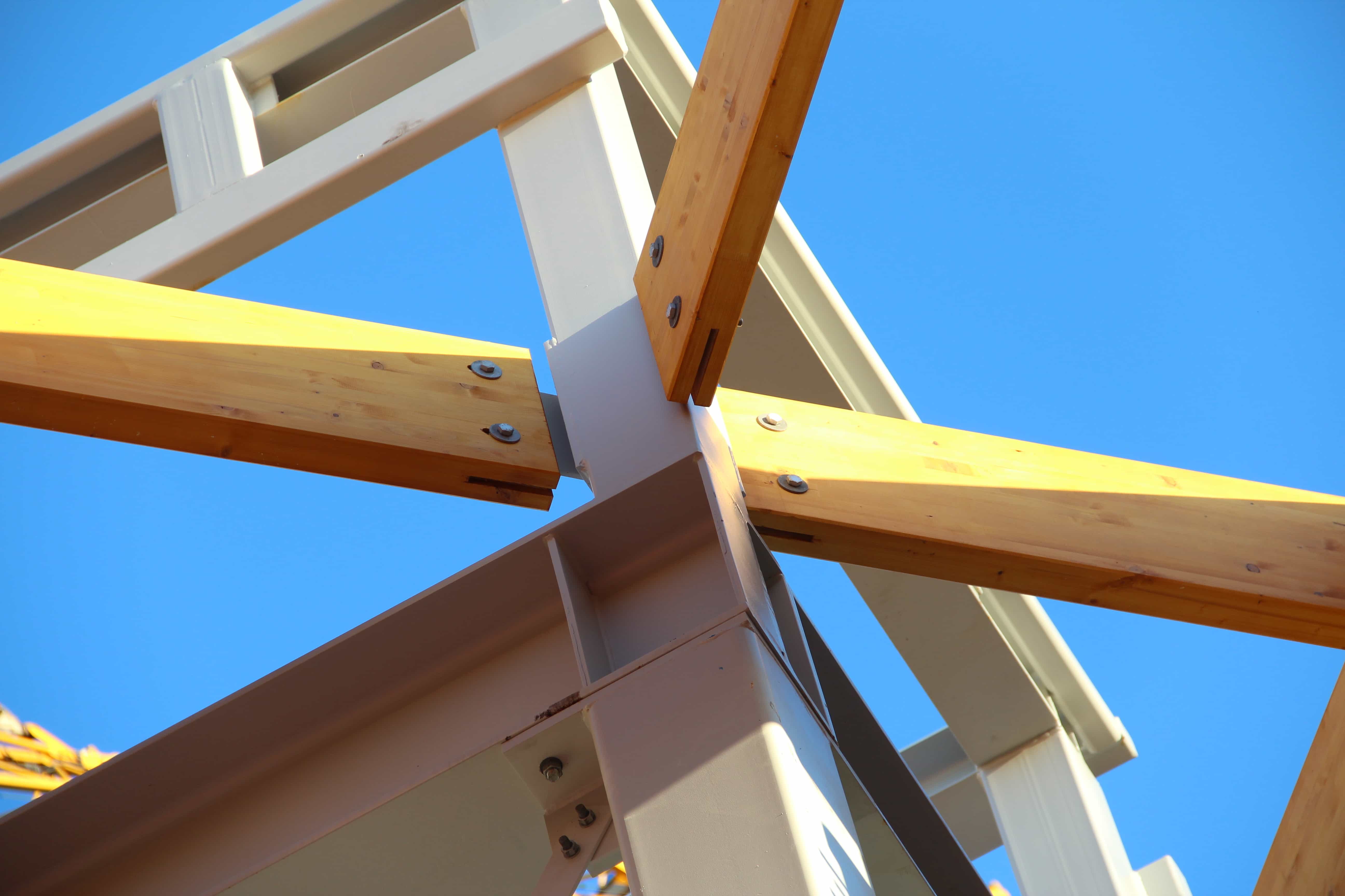 Montage van houten dakconstructie