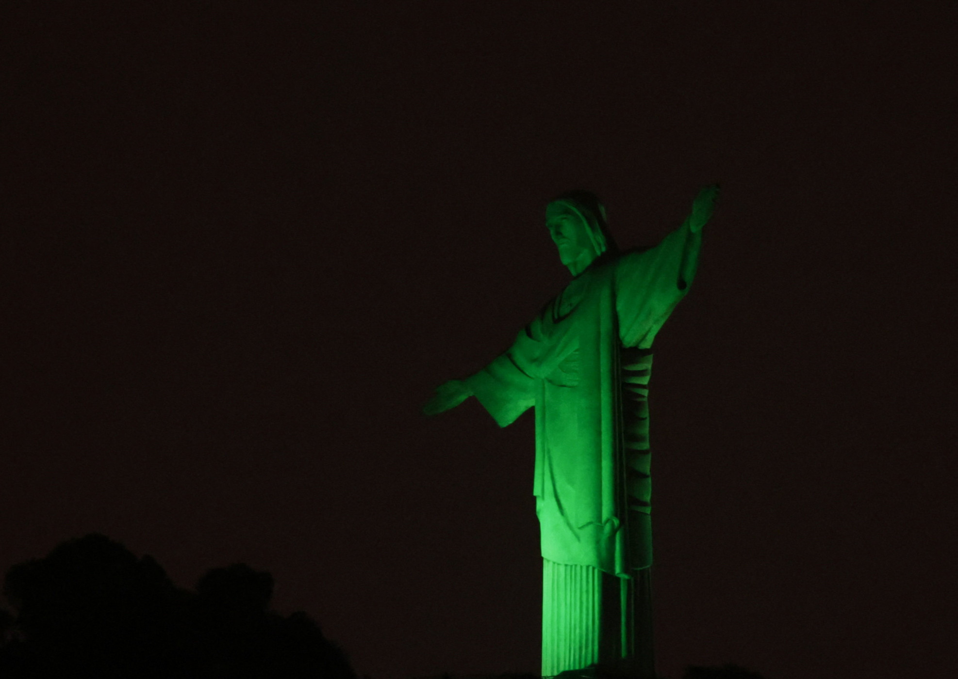 Rio's Christ the Redeemer glows green for World Environment Day ...