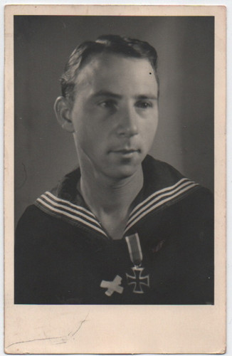 Portrait photo of a Kriegsmarine sailor with fresh awarded EK2 ...