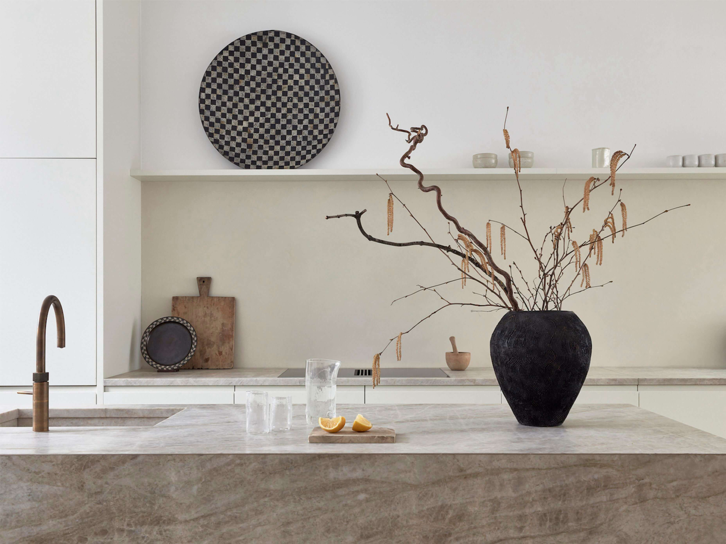 Minimalism: A gallery inspired home by Daytrip Studio